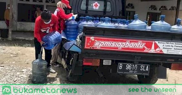 PMI Luwu Utara Distribusi Air Bersih ke Wilayah Terdampak Banjir