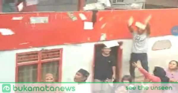 Viral Video Rebutan Uang dari Langit di Polman, Begini Faktanya